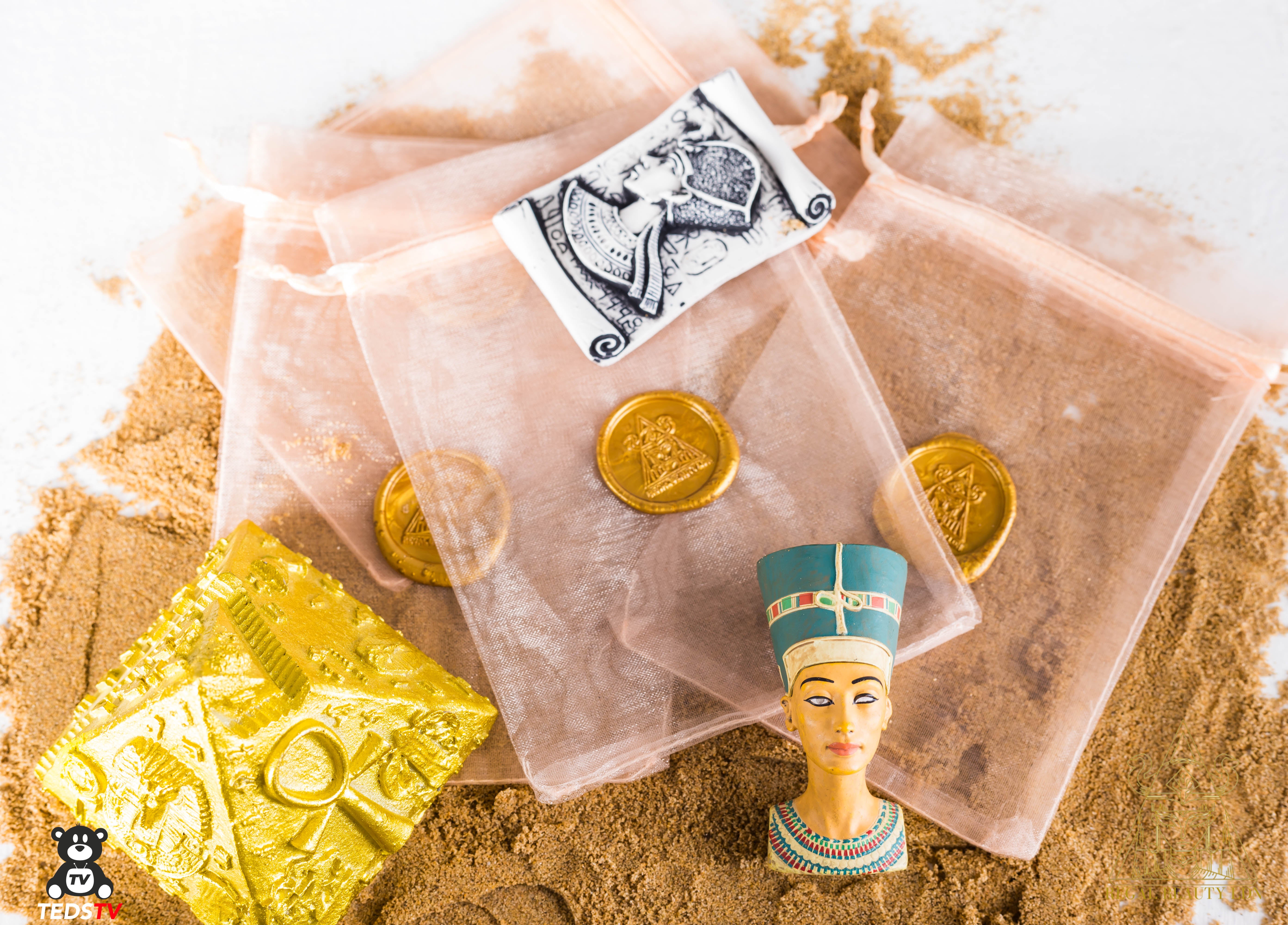 The Queen's Stamp Pouch - Regal Beauty Ldn